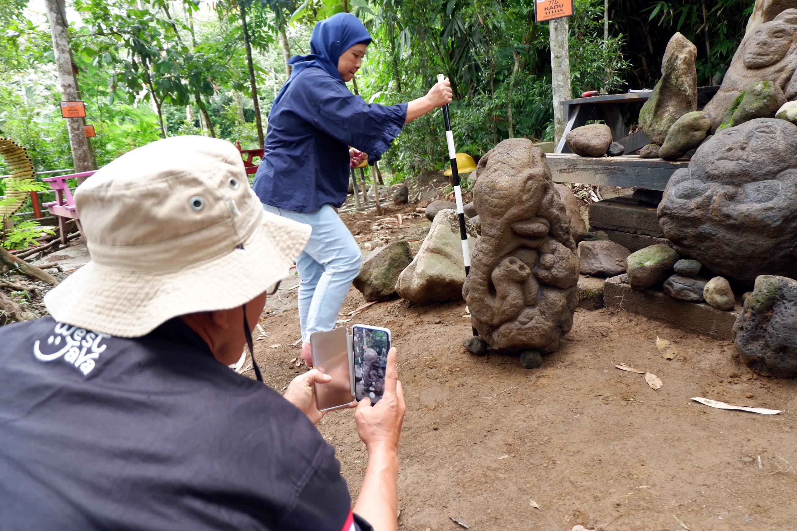 Batu Arca Ganesha dan 21 Manusia Kerdil Di Obyek Wisata Batu Cimahpar ...